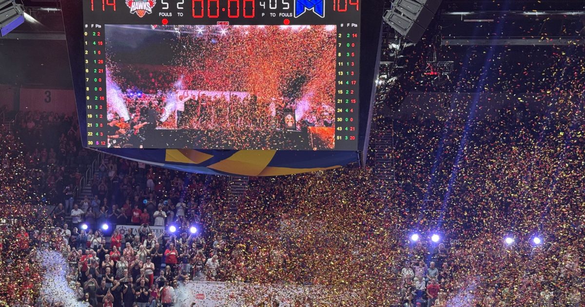 Fans' Ill-a-war-ra war cry inspires gutsy Hawks to claim first ...