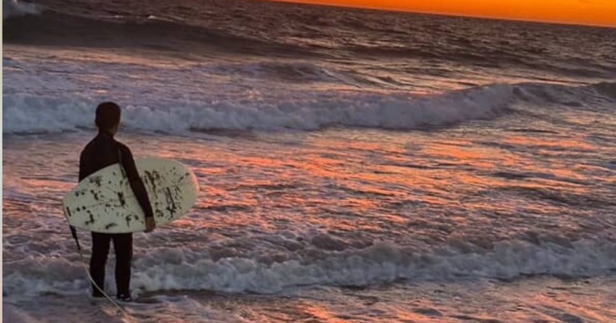 Father and son riding high on the simple kindness of a surfing stranger ...